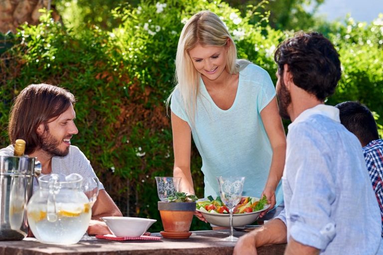 How to Have a Social Life While on a Diet | The Leaf